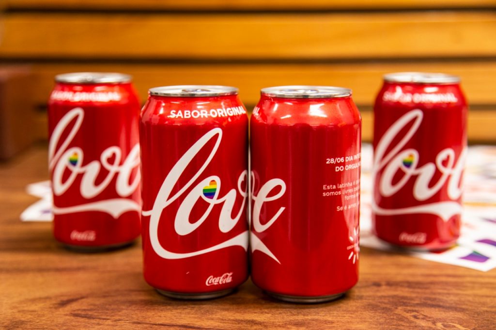 Coca-Cola substitui logo por "Love" para celebrar Dia do Orgulho LGBT ...