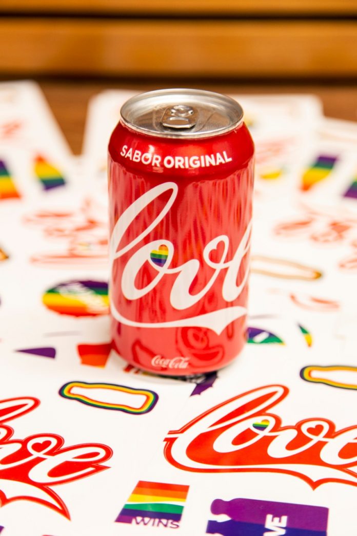 Coca-Cola substitui logo por "Love" para celebrar Dia do Orgulho LGBT ...
