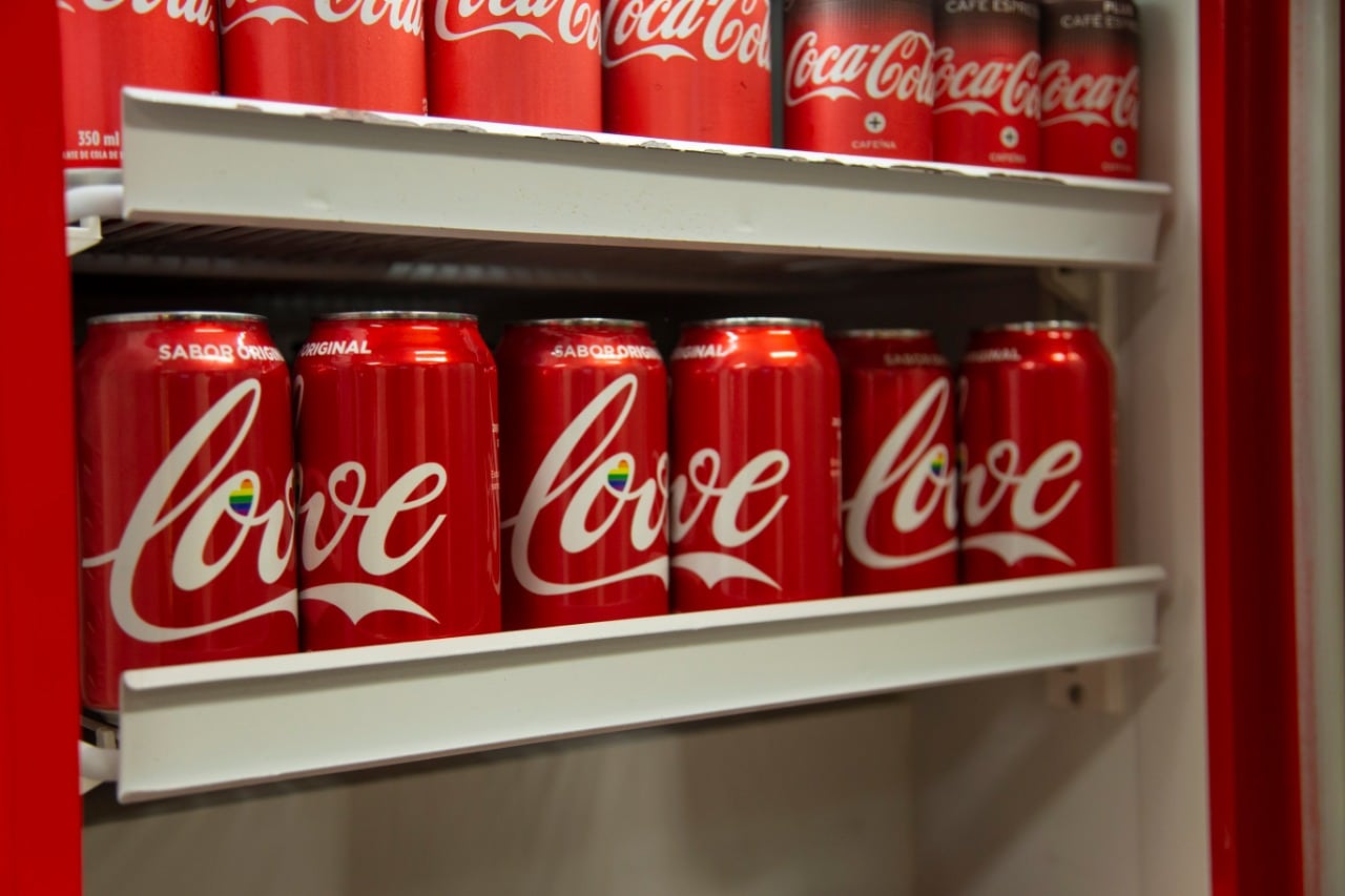 Coca-Cola substitui logo por "Love" para celebrar Dia do Orgulho LGBT ...