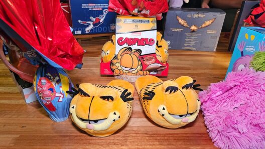 Ovo de Páscoa da Cacau Show traz pantufa do Garfield - GKPB - Geek ...