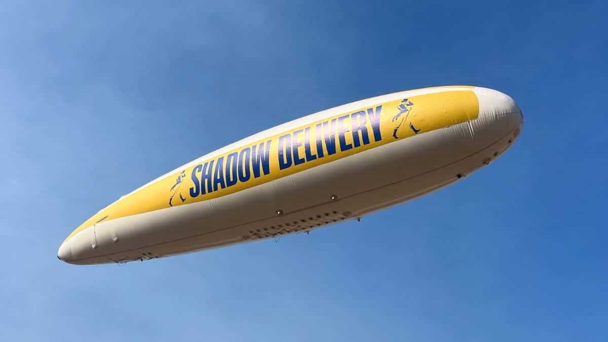 Dirigível da Johnnie Walker leva sombra para blocos durante o Carnaval ...